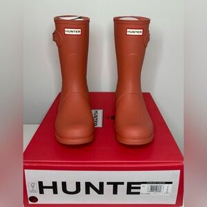 Hunter | Shoes | Hunter Nwt Original Short Hunter Logo Backstrap Boot ...